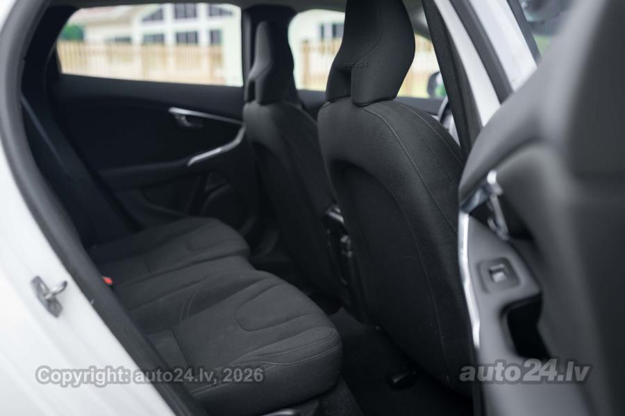 Balts Volvo V40 2014 Tallina, ar dzinēja tilpumu 1.60 L un nobraukumu 239 tūkst. km par 5500 €, foto 23 vietnē AUTOMOTO.COM.LV
