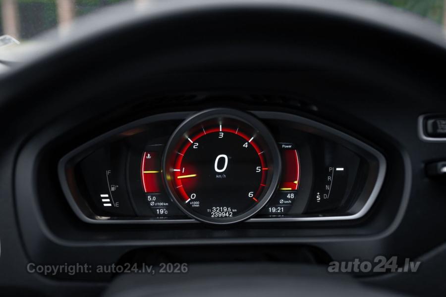 Balts Volvo V40 2014 Tallina, ar dzinēja tilpumu 1.60 L un nobraukumu 239 tūkst. km par 5500 €, foto 28 vietnē AUTOMOTO.COM.LV
