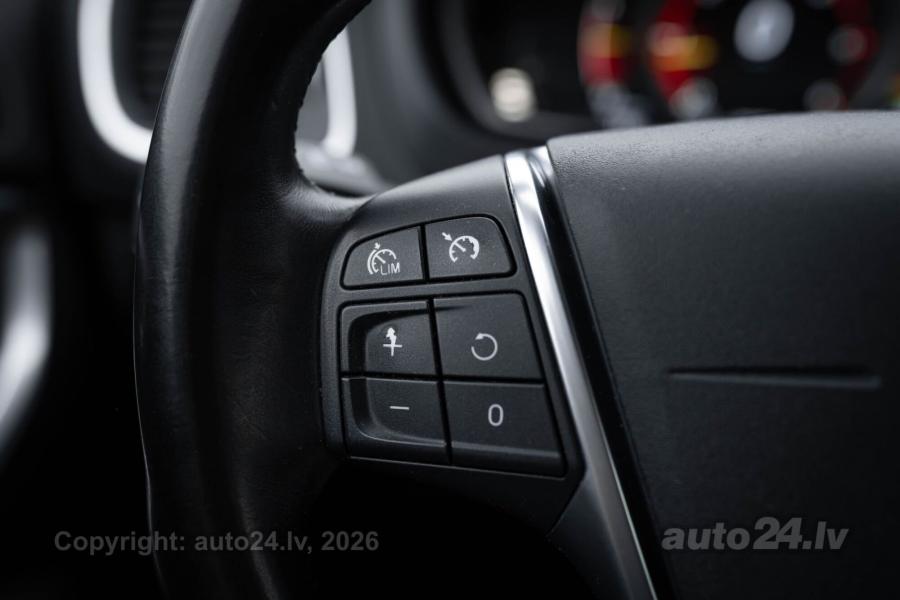 Balts Volvo V40 2014 Tallina, ar dzinēja tilpumu 1.60 L un nobraukumu 239 tūkst. km par 5500 €, foto 29 vietnē AUTOMOTO.COM.LV
