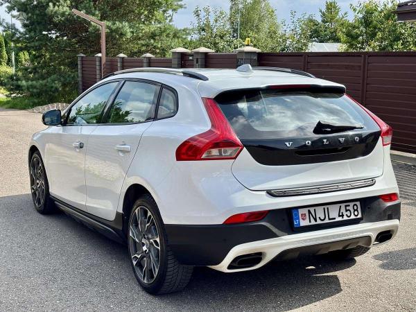 White Volvo V40 2014 in Vilnius, with an engine capacity of 1.56 L and mileage of 354 thousand km for 5200 €, photo 2 on AUTOMOTO.COM.LV