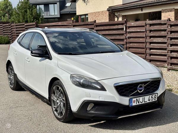 White Volvo V40 2014 in Vilnius, with an engine capacity of 1.56 L and mileage of 354 thousand km for 5200 €, photo 5 on AUTOMOTO.COM.LV