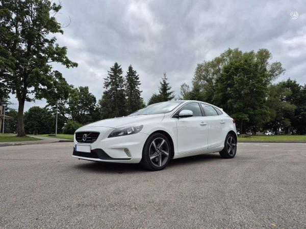 White Volvo V40 2014 in Raseiniai, with an engine capacity of 2.00 L and mileage of 217 thousand km for 7700 €, photo 2 on AUTOMOTO.COM.LV