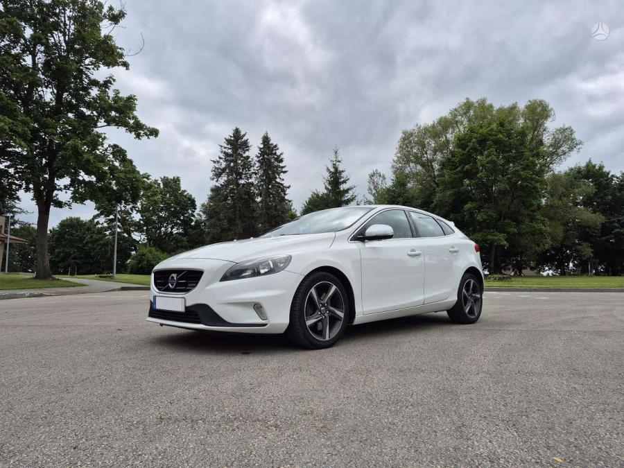 White Volvo V40 2014 in Raseiniai, with an engine capacity of 2.00 L and mileage of 217 thousand km for 7700 €, photo 3 on AUTOMOTO.COM.LV