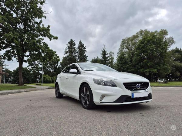 White Volvo V40 2014 in Raseiniai, with an engine capacity of 2.00 L and mileage of 217 thousand km for 7700 €, photo 3 on AUTOMOTO.COM.LV