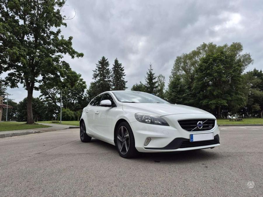 White Volvo V40 2014 in Raseiniai, with an engine capacity of 2.00 L and mileage of 217 thousand km for 7700 €, photo 4 on AUTOMOTO.COM.LV