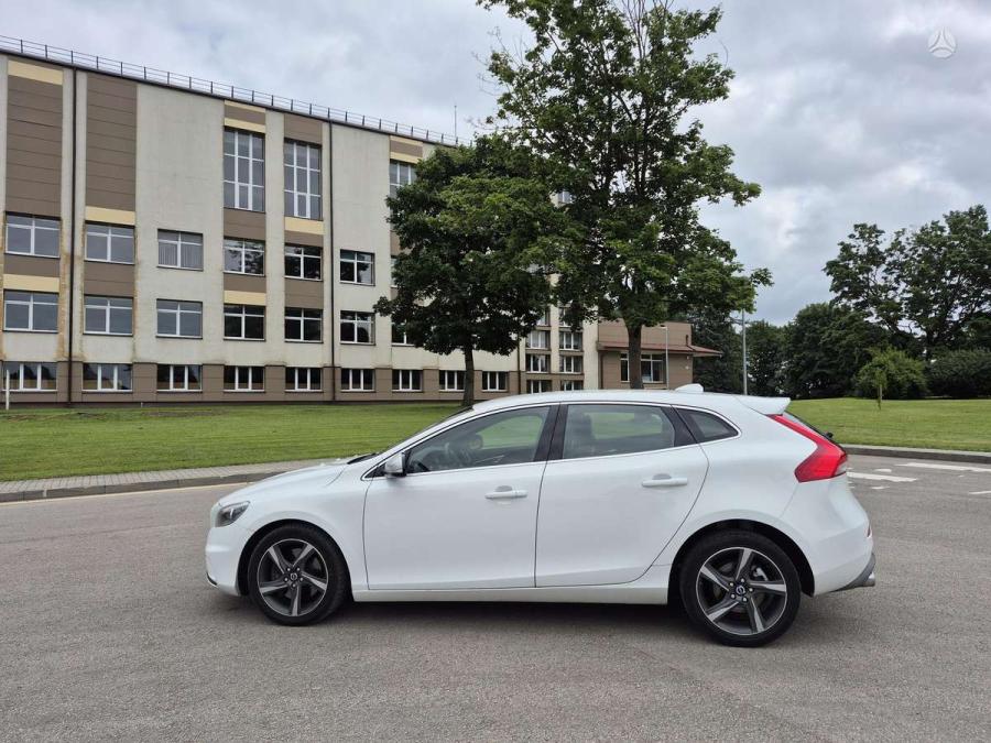White Volvo V40 2014 in Raseiniai, with an engine capacity of 2.00 L and mileage of 217 thousand km for 7700 €, photo 5 on AUTOMOTO.COM.LV