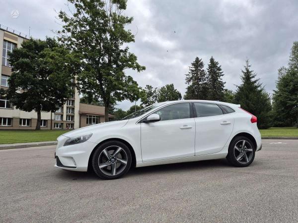 White Volvo V40 2014 in Raseiniai, with an engine capacity of 2.00 L and mileage of 217 thousand km for 7700 €, photo 5 on AUTOMOTO.COM.LV