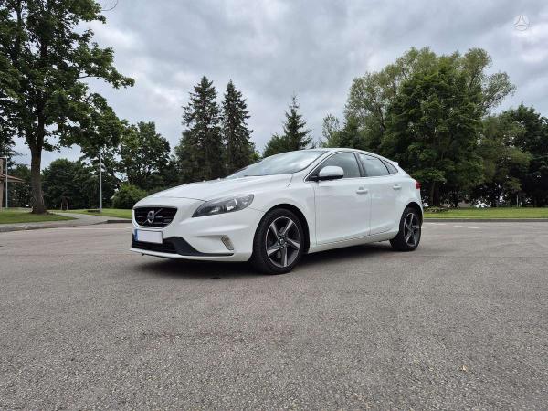 White Volvo V40 2014 in Raseiniai, with an engine capacity of 2.00 L and mileage of 217 thousand km for 7700 €, photo 7 on AUTOMOTO.COM.LV