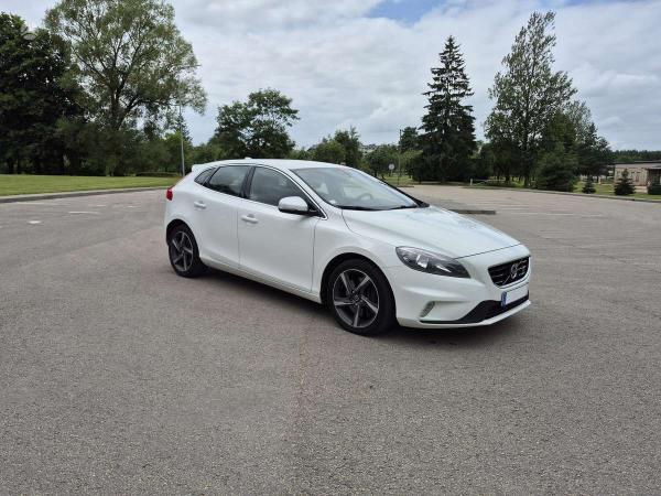 White Volvo V40 2014 in Raseiniai, with an engine capacity of 2.00 L and mileage of 217 thousand km for 7700 €, photo 8 on AUTOMOTO.COM.LV