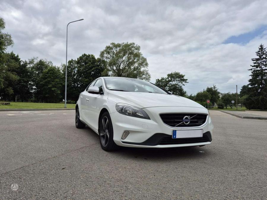 White Volvo V40 2014 in Raseiniai, with an engine capacity of 2.00 L and mileage of 217 thousand km for 7700 €, photo 10 on AUTOMOTO.COM.LV