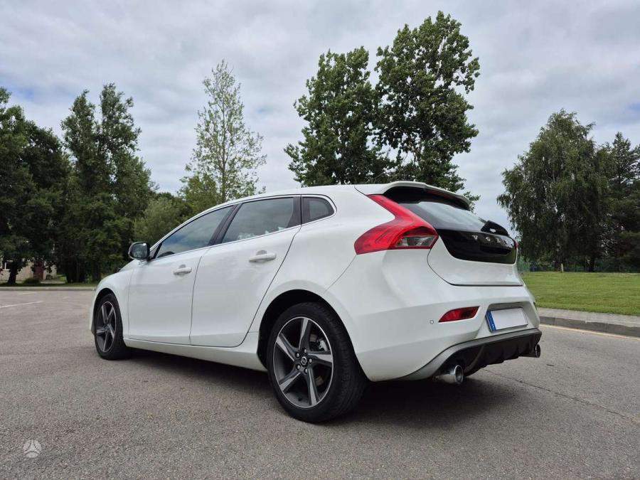 White Volvo V40 2014 in Raseiniai, with an engine capacity of 2.00 L and mileage of 217 thousand km for 7700 €, photo 13 on AUTOMOTO.COM.LV