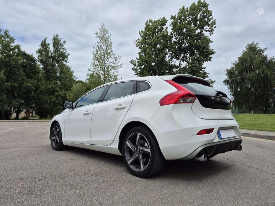 White Volvo V40 2014 in Raseiniai, with an engine capacity of 2.00 L and mileage of 217 thousand km for 7700 €, photo 14 on AUTOMOTO.COM.LV