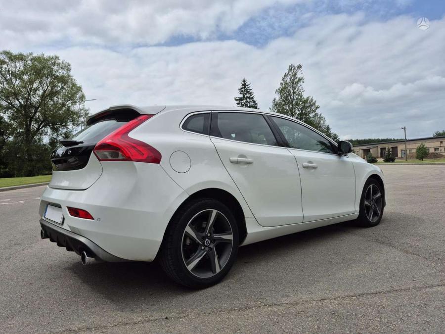 White Volvo V40 2014 in Raseiniai, with an engine capacity of 2.00 L and mileage of 217 thousand km for 7700 €, photo 15 on AUTOMOTO.COM.LV