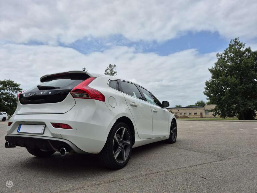 White Volvo V40 2014 in Raseiniai, with an engine capacity of 2.00 L and mileage of 217 thousand km for 7700 €, photo 16 on AUTOMOTO.COM.LV