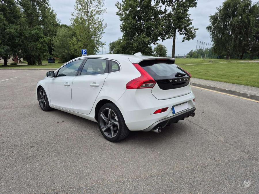 White Volvo V40 2014 in Raseiniai, with an engine capacity of 2.00 L and mileage of 217 thousand km for 7700 €, photo 17 on AUTOMOTO.COM.LV