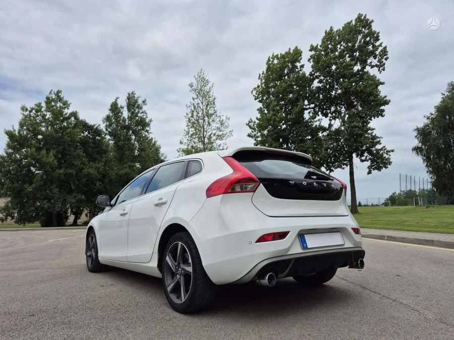 White Volvo V40 2014 in Raseiniai, with an engine capacity of 2.00 L and mileage of 217 thousand km for 7700 €, photo 18 on AUTOMOTO.COM.LV
