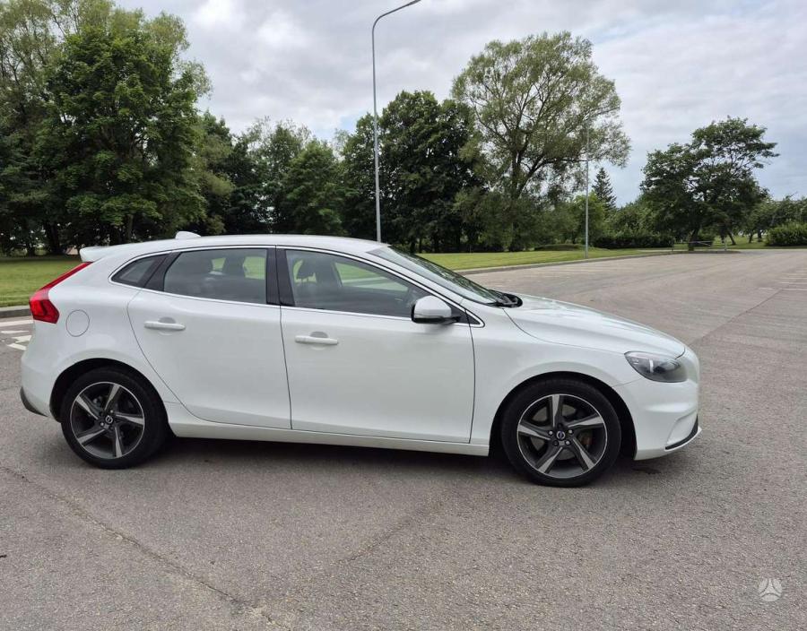 White Volvo V40 2014 in Raseiniai, with an engine capacity of 2.00 L and mileage of 217 thousand km for 7700 €, photo 19 on AUTOMOTO.COM.LV