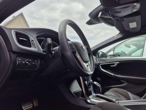 White Volvo V40 2014 in Raseiniai, with an engine capacity of 2.00 L and mileage of 217 thousand km for 7700 €, photo 21 on AUTOMOTO.COM.LV