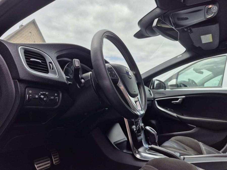 White Volvo V40 2014 in Raseiniai, with an engine capacity of 2.00 L and mileage of 217 thousand km for 7700 €, photo 21 on AUTOMOTO.COM.LV