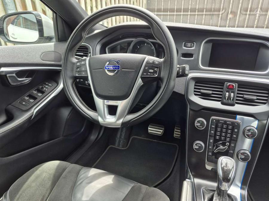 White Volvo V40 2014 in Raseiniai, with an engine capacity of 2.00 L and mileage of 217 thousand km for 7700 €, photo 22 on AUTOMOTO.COM.LV