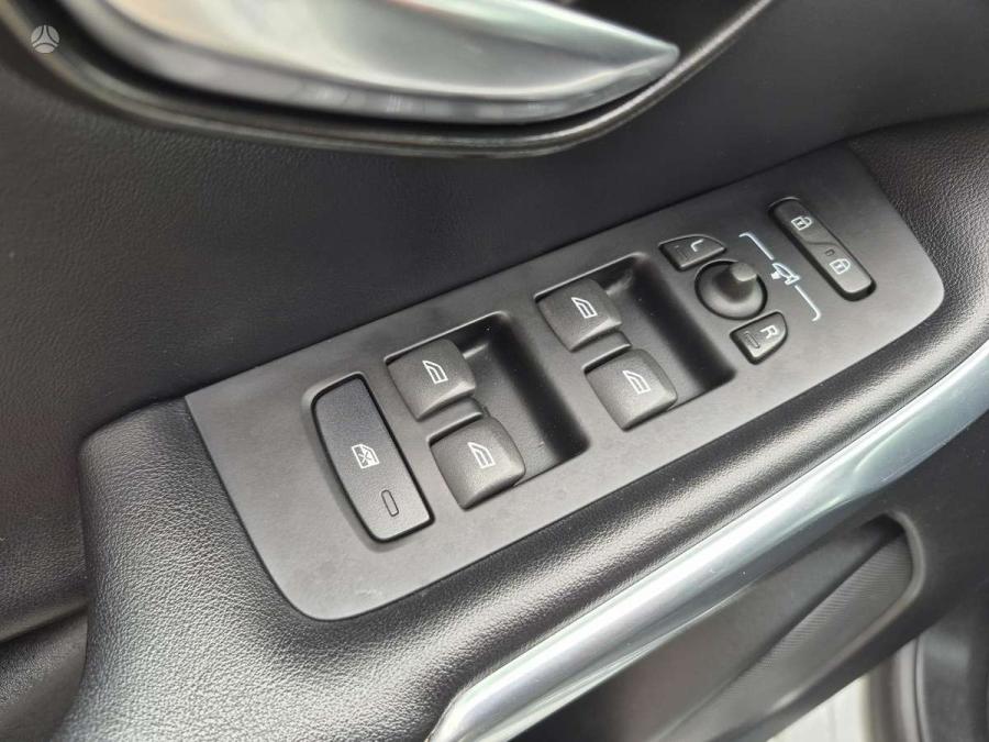 White Volvo V40 2014 in Raseiniai, with an engine capacity of 2.00 L and mileage of 217 thousand km for 7700 €, photo 24 on AUTOMOTO.COM.LV
