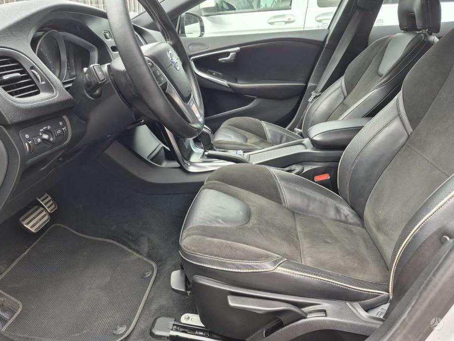 White Volvo V40 2014 in Raseiniai, with an engine capacity of 2.00 L and mileage of 217 thousand km for 7700 €, photo 25 on AUTOMOTO.COM.LV