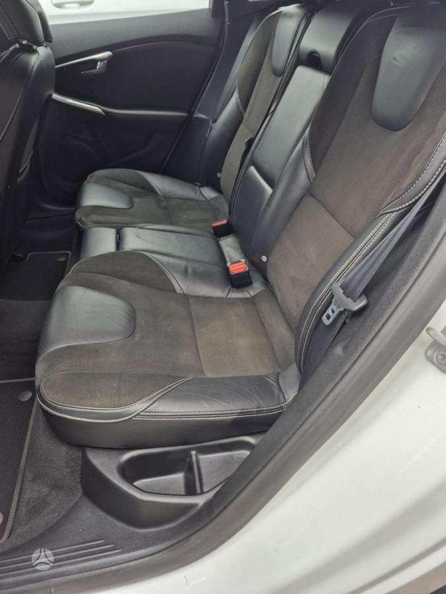 White Volvo V40 2014 in Raseiniai, with an engine capacity of 2.00 L and mileage of 217 thousand km for 7700 €, photo 26 on AUTOMOTO.COM.LV