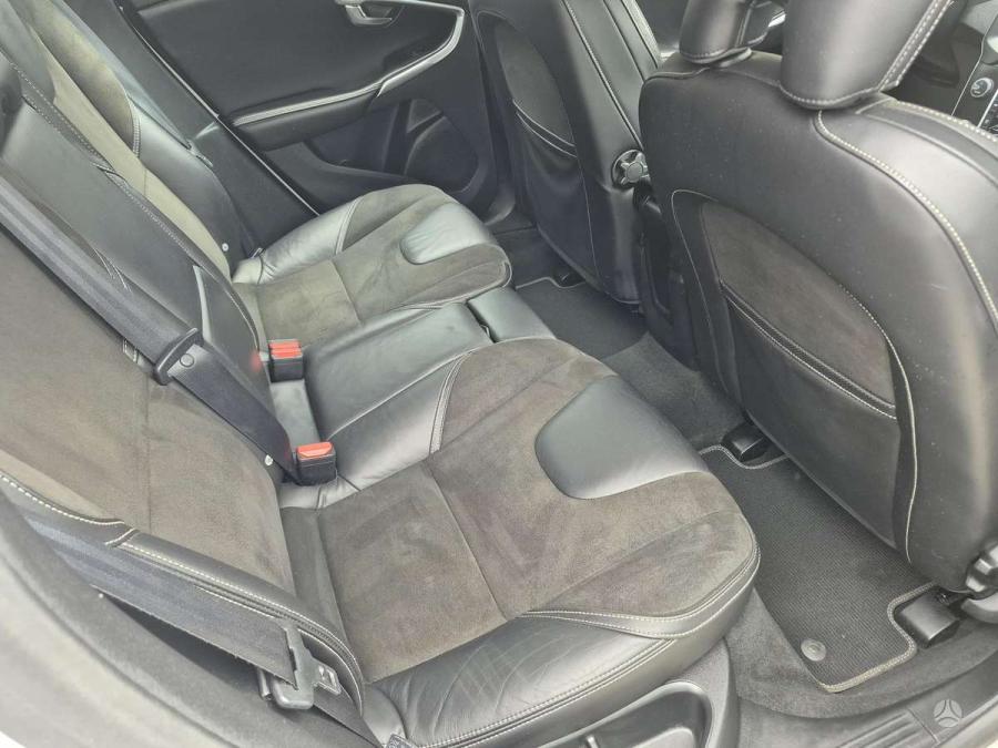 White Volvo V40 2014 in Raseiniai, with an engine capacity of 2.00 L and mileage of 217 thousand km for 7700 €, photo 27 on AUTOMOTO.COM.LV