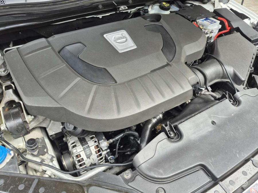 White Volvo V40 2014 in Raseiniai, with an engine capacity of 2.00 L and mileage of 217 thousand km for 7700 €, photo 28 on AUTOMOTO.COM.LV