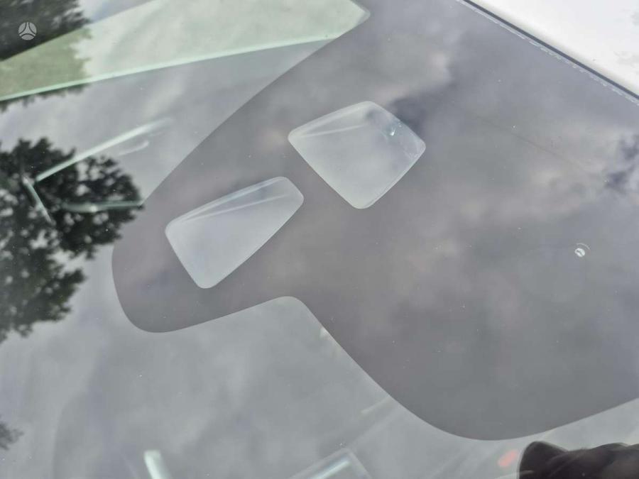 White Volvo V40 2014 in Raseiniai, with an engine capacity of 2.00 L and mileage of 217 thousand km for 7700 €, photo 29 on AUTOMOTO.COM.LV
