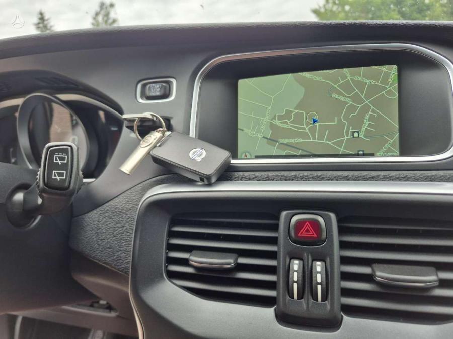 White Volvo V40 2014 in Raseiniai, with an engine capacity of 2.00 L and mileage of 217 thousand km for 7700 €, photo 30 on AUTOMOTO.COM.LV
