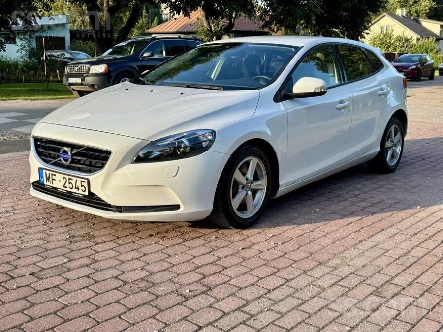White Volvo V40 2014 in Riga, with an engine capacity of 2.00 L and mileage of 194 thousand km for 5500 €, photo 1 on AUTOMOTO.COM.LV