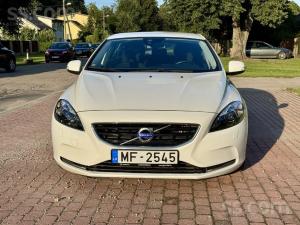White Volvo V40 2014 in Riga, with an engine capacity of 2.00 L and mileage of 194 thousand km for 5500 €, photo 3 on AUTOMOTO.COM.LV