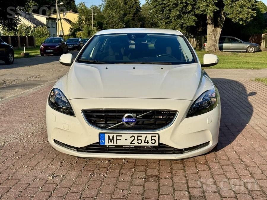 White Volvo V40 2014 in Riga, with an engine capacity of 2.00 L and mileage of 194 thousand km for 5500 €, photo 3 on AUTOMOTO.COM.LV