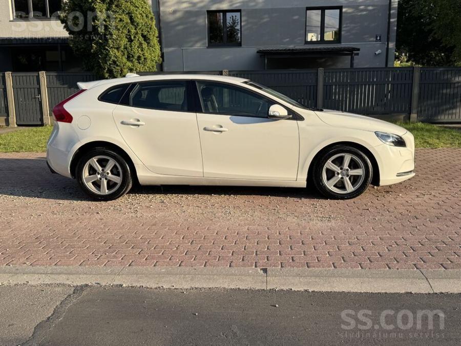 White Volvo V40 2014 in Riga, with an engine capacity of 2.00 L and mileage of 194 thousand km for 5500 €, photo 4 on AUTOMOTO.COM.LV