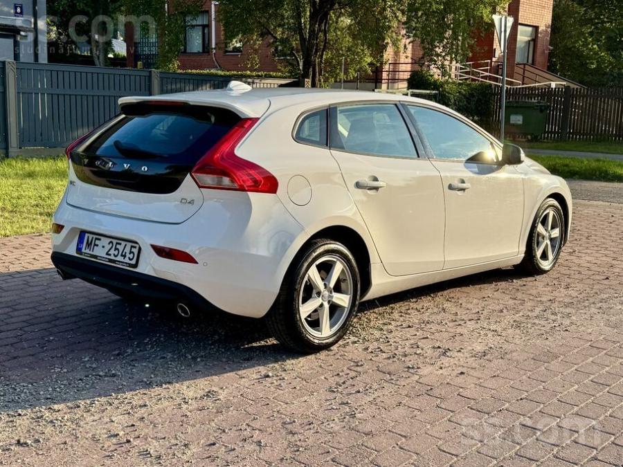 White Volvo V40 2014 in Riga, with an engine capacity of 2.00 L and mileage of 194 thousand km for 5500 €, photo 5 on AUTOMOTO.COM.LV