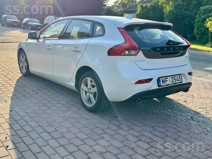 White Volvo V40 2014 in Riga, with an engine capacity of 2.00 L and mileage of 194 thousand km for 5500 €, photo 7 on AUTOMOTO.COM.LV