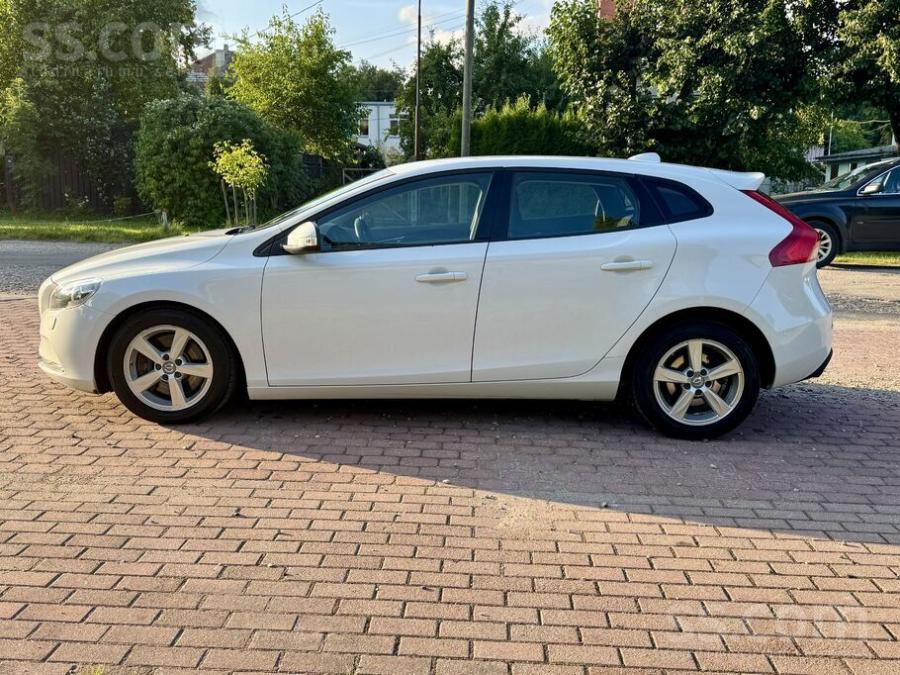 White Volvo V40 2014 in Riga, with an engine capacity of 2.00 L and mileage of 194 thousand km for 5500 €, photo 8 on AUTOMOTO.COM.LV