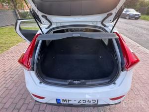 White Volvo V40 2014 in Riga, with an engine capacity of 2.00 L and mileage of 194 thousand km for 5500 €, photo 9 on AUTOMOTO.COM.LV