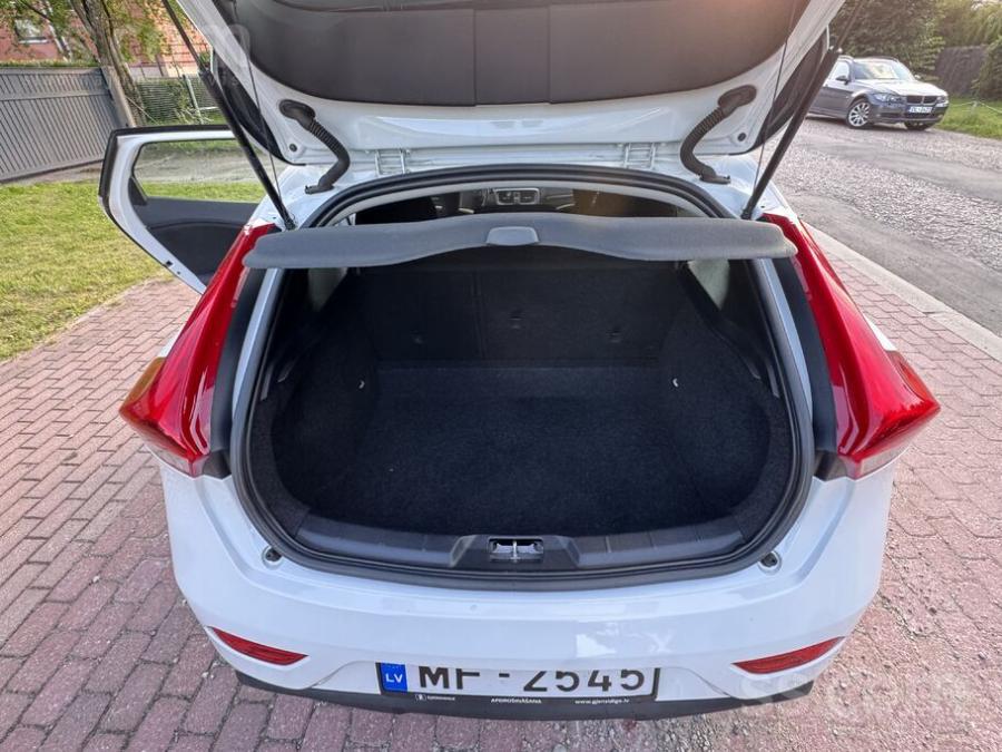 White Volvo V40 2014 in Riga, with an engine capacity of 2.00 L and mileage of 194 thousand km for 5500 €, photo 9 on AUTOMOTO.COM.LV