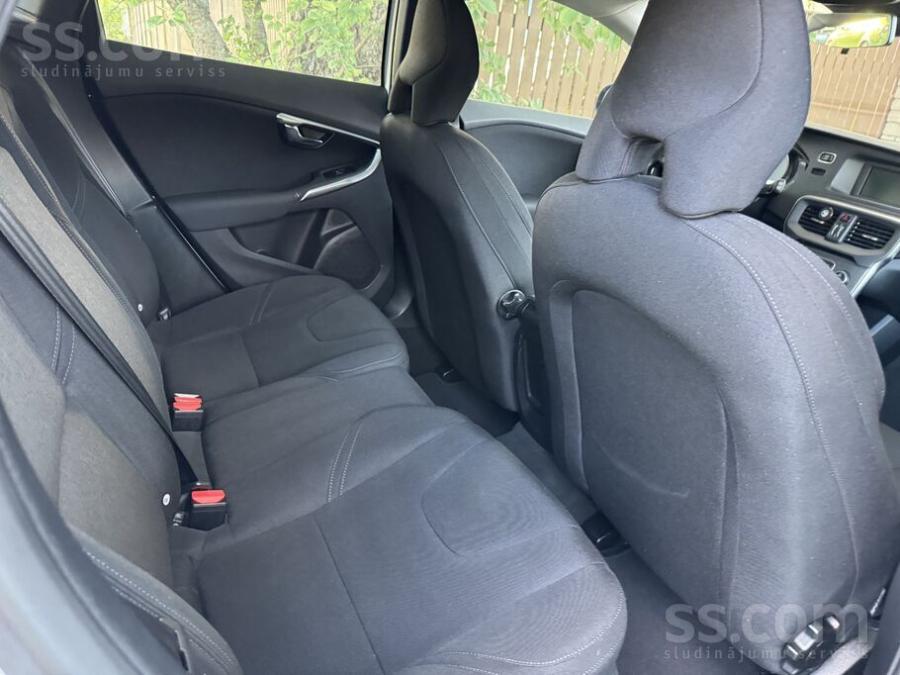White Volvo V40 2014 in Riga, with an engine capacity of 2.00 L and mileage of 194 thousand km for 5500 €, photo 11 on AUTOMOTO.COM.LV