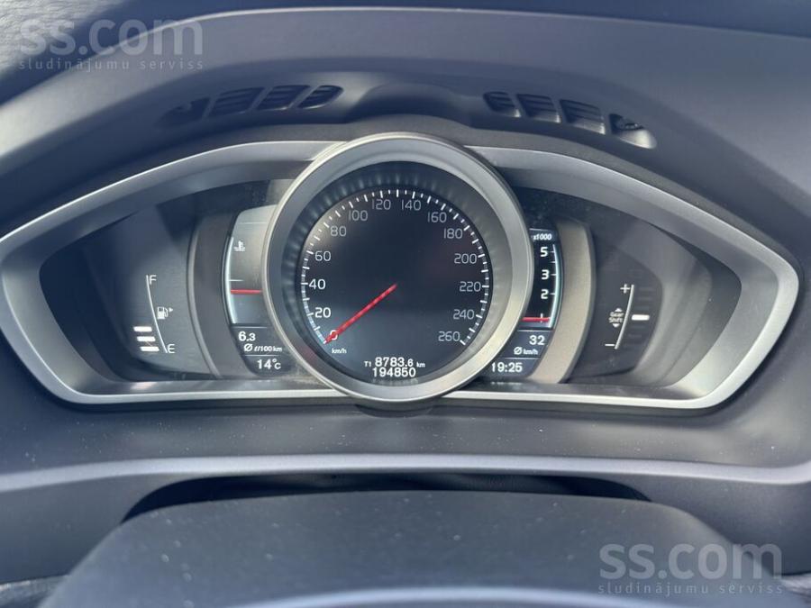 White Volvo V40 2014 in Riga, with an engine capacity of 2.00 L and mileage of 194 thousand km for 5500 €, photo 14 on AUTOMOTO.COM.LV