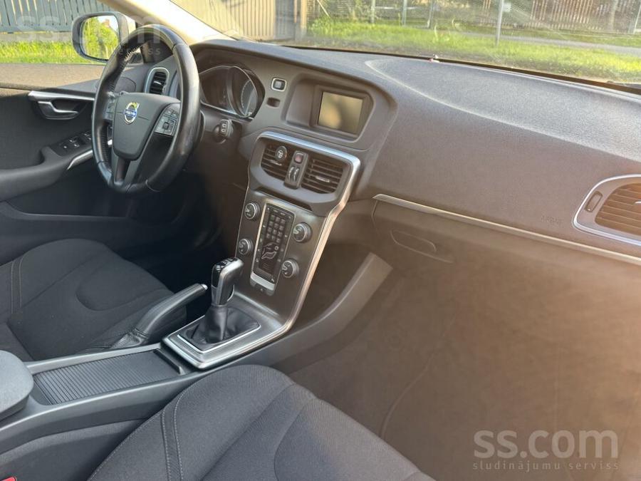 White Volvo V40 2014 in Riga, with an engine capacity of 2.00 L and mileage of 194 thousand km for 5500 €, photo 18 on AUTOMOTO.COM.LV