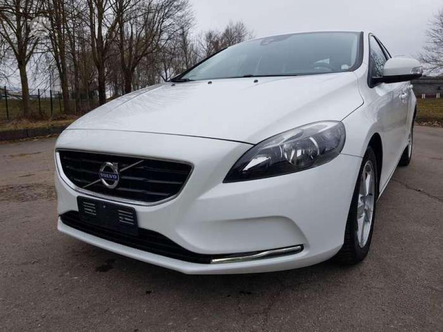 White Volvo V40 2014 in Vilnius, with an engine capacity of 1.60 L and mileage of 224 thousand km for 4500 €, photo 1 on AUTOMOTO.COM.LV