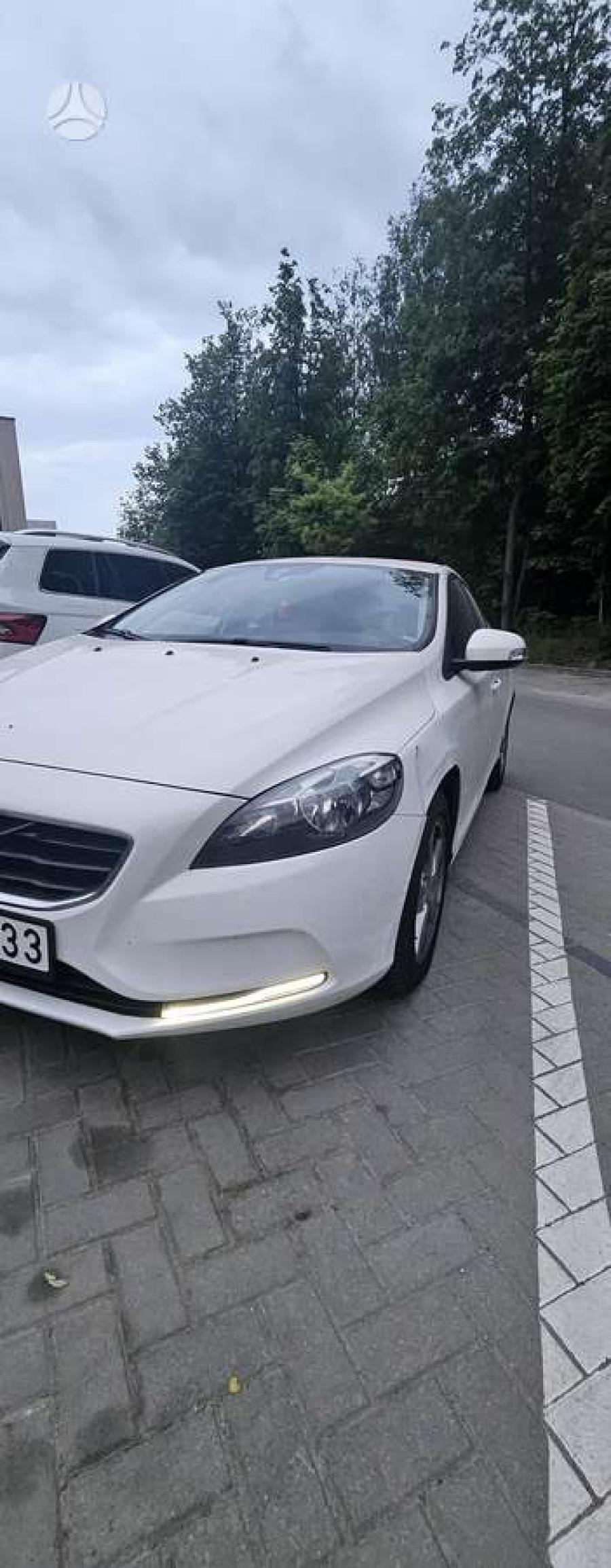 White Volvo V40 2014 in Vilnius, with an engine capacity of 1.60 L and mileage of 224 thousand km for 4500 €, photo 3 on AUTOMOTO.COM.LV