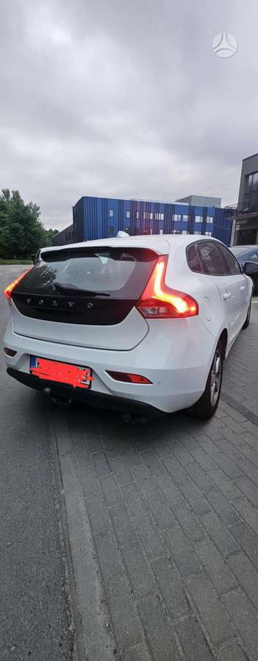 White Volvo V40 2014 in Vilnius, with an engine capacity of 1.60 L and mileage of 224 thousand km for 4500 €, photo 4 on AUTOMOTO.COM.LV