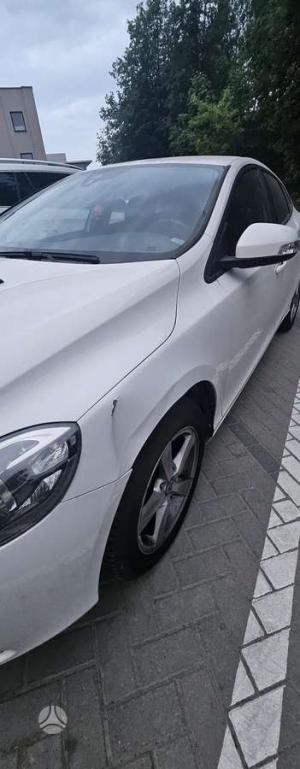White Volvo V40 2014 in Vilnius, with an engine capacity of 1.60 L and mileage of 224 thousand km for 4500 €, photo 5 on AUTOMOTO.COM.LV