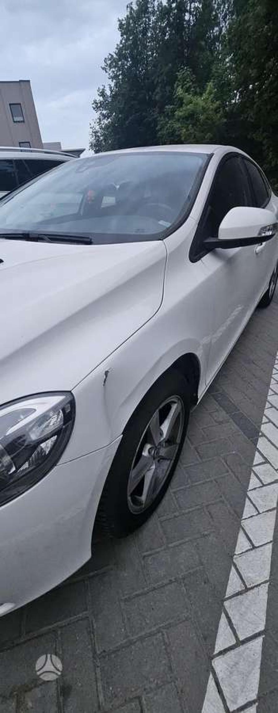 White Volvo V40 2014 in Vilnius, with an engine capacity of 1.60 L and mileage of 224 thousand km for 4500 €, photo 5 on AUTOMOTO.COM.LV