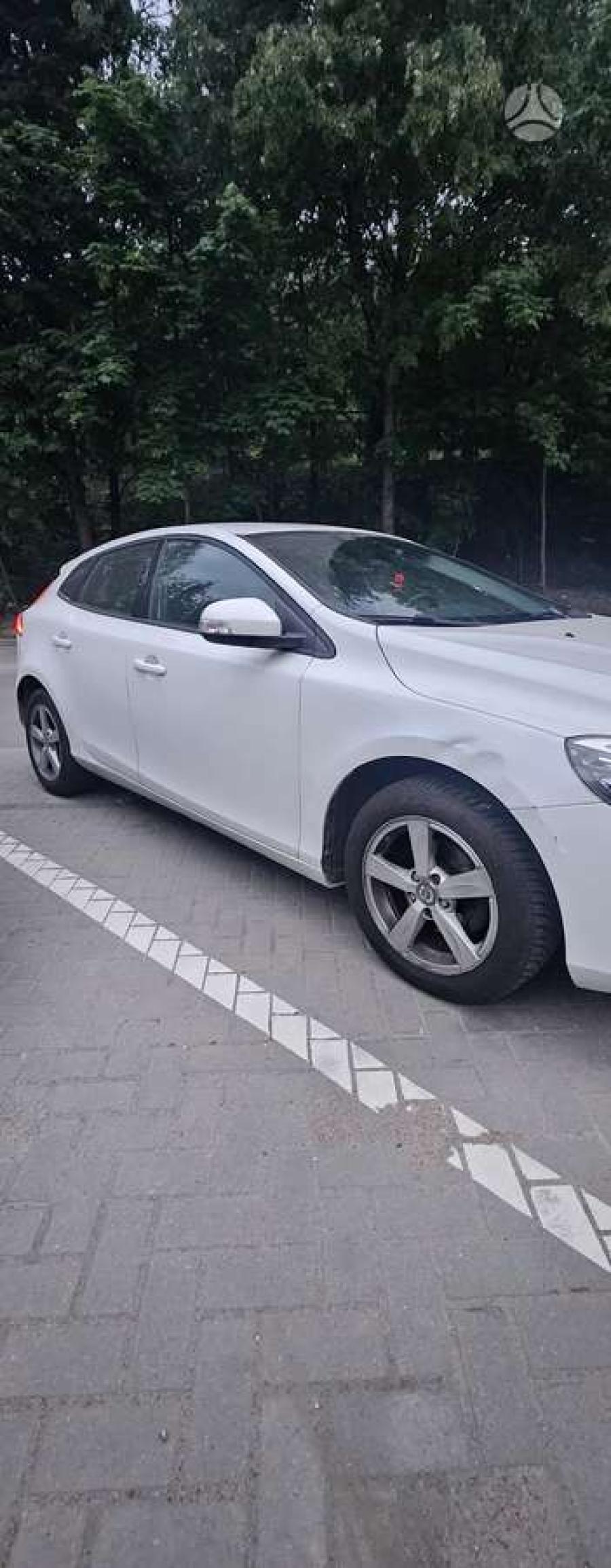 White Volvo V40 2014 in Vilnius, with an engine capacity of 1.60 L and mileage of 224 thousand km for 4500 €, photo 6 on AUTOMOTO.COM.LV