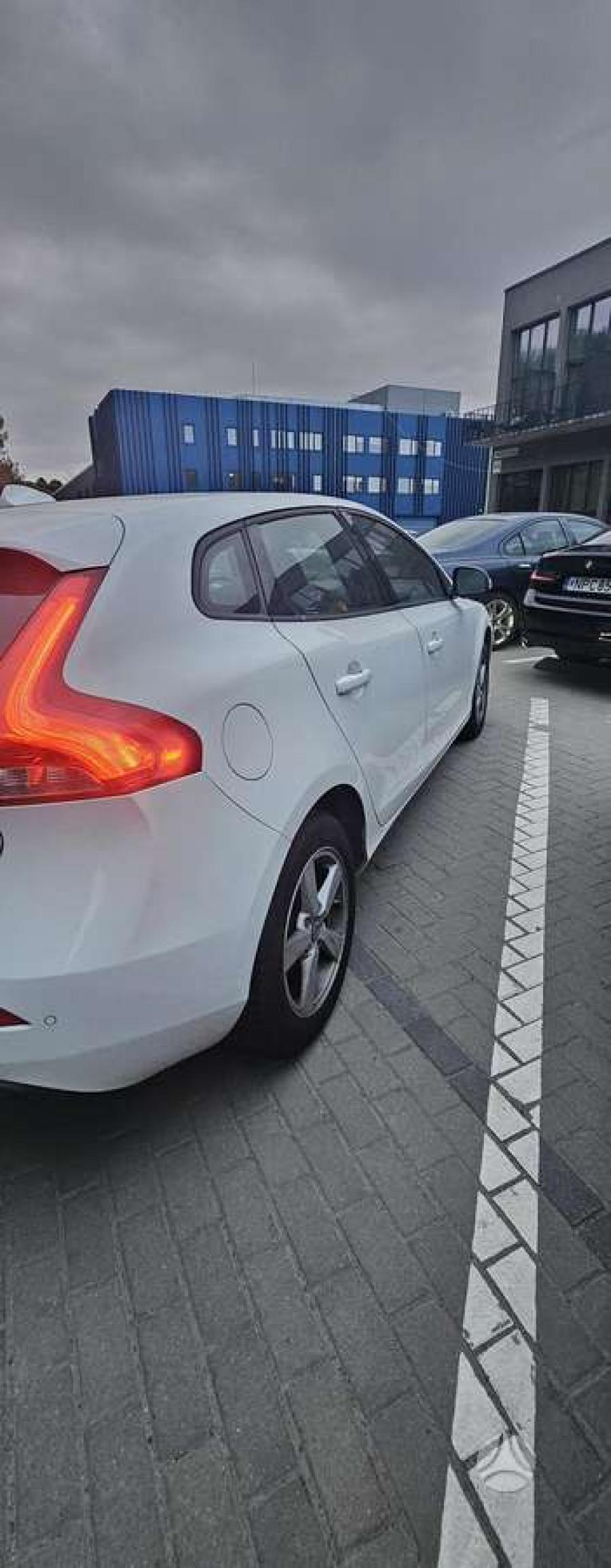 White Volvo V40 2014 in Vilnius, with an engine capacity of 1.60 L and mileage of 224 thousand km for 4500 €, photo 9 on AUTOMOTO.COM.LV